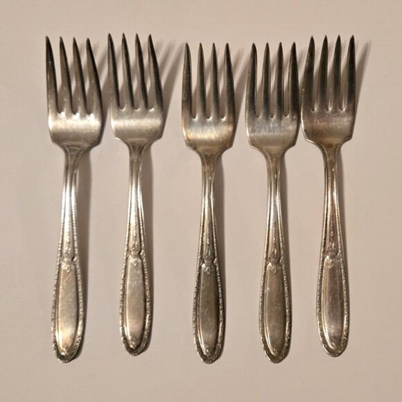 Isabella | Kitchen | Set Of 5 Antique Isabella Silverplate Flatware ...